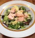 Salad karo salmon lan kiwi siap kanggo feed