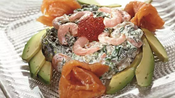 Trout roko sareng salad udang, léngkah-léngkah-léngkah sareng poto