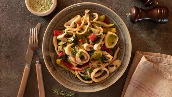 Squid avec des légumes et une sauce d'oignon, recette pas à pas avec des photos