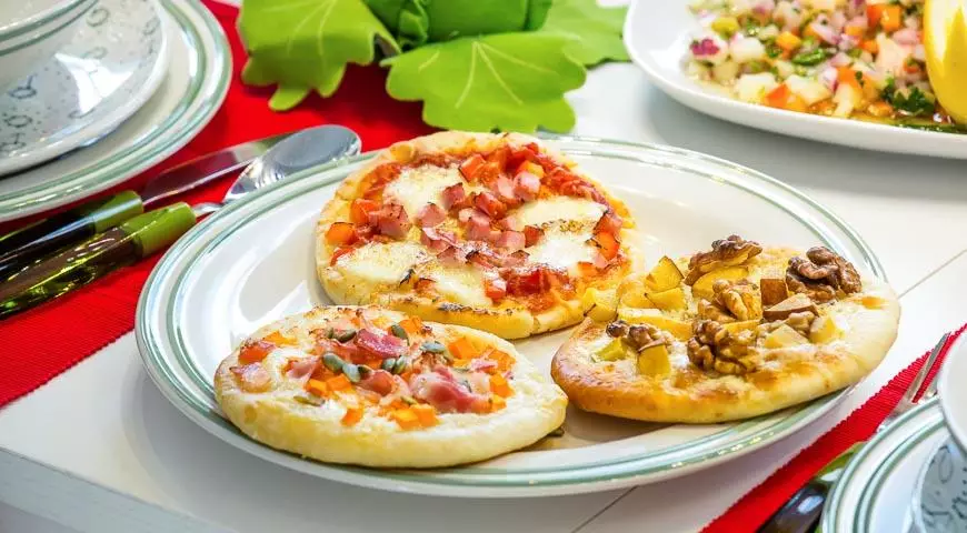 Pizza, resep langkah demi langkah dengan foto