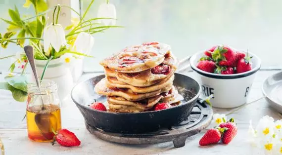 Sarapan cerah dengan stroberi, yang akan menikmati orang dewasa dan anak-anak