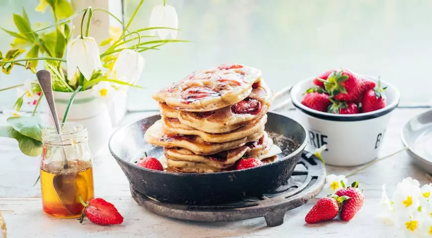 Pancakes su Kefir con il settore della fragola