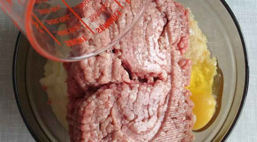 Engade carne de mince, ovo, sal e pementa