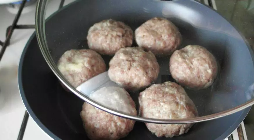 Geroosterde cutlette Ons droog op 'n papier servet van oortollige vet