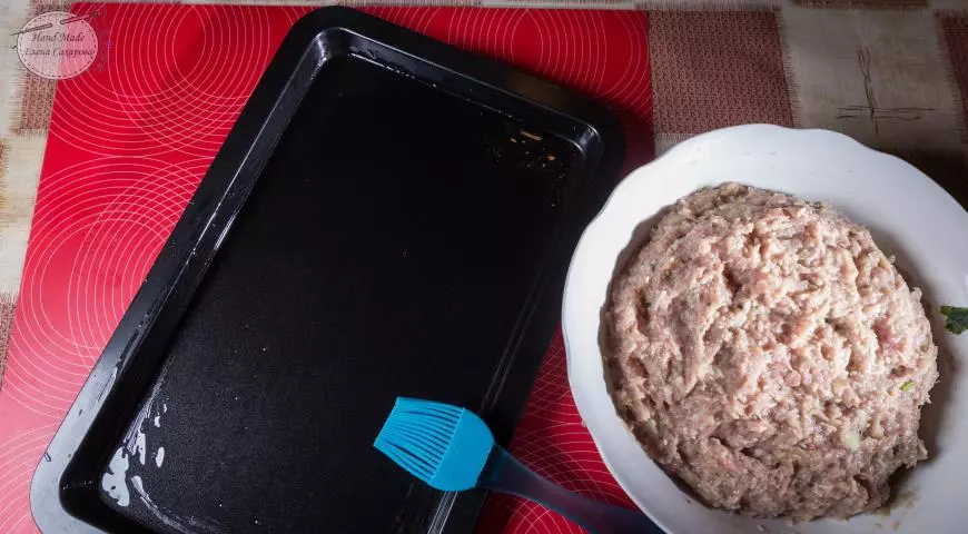 Foar bakken fan cutlet út Turkije mei aai smeer de bakpanne