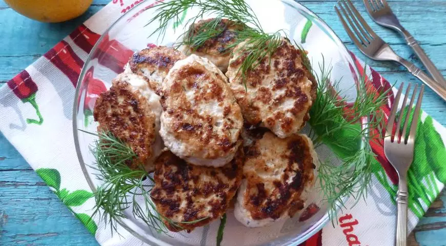 Cutlets turcaí le cácaí goirt amháin agus dill