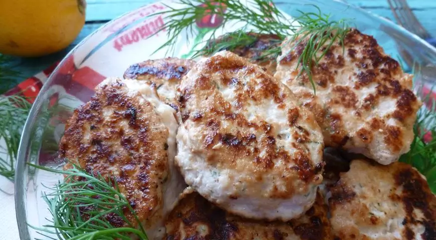 Preparación de chuletas de pavo con pepinos salados e eneldo