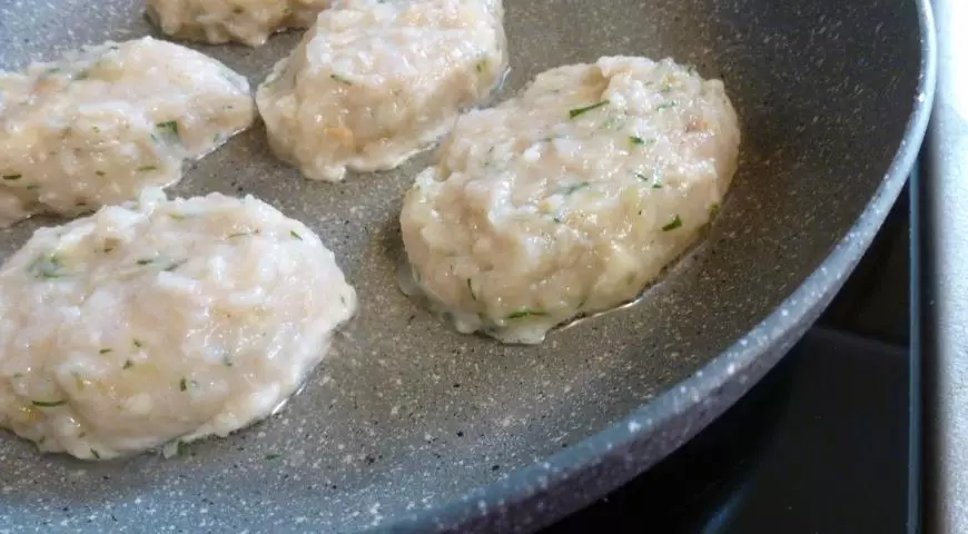 লবণাক্ত কেক এবং ডিল সঙ্গে ফ্রাই তুরস্ক cutlets