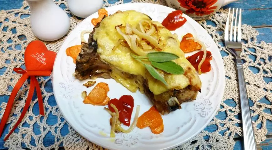 Cotoletta di maiale su un osso sotto un cappotto di pelliccia succoso, ricetta passo-passo con una foto