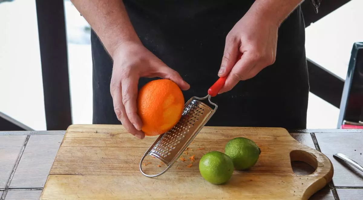 Foto della preparazione di una ricetta: cotoletta di maiale su un osso in Citrus Marinade, il punto numero 2