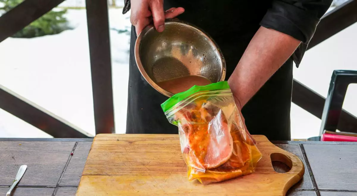 Archivio Fotografico La ricetta della cucina: cotoletta di maiale su un osso in Citrus Marinade, punto numero 3