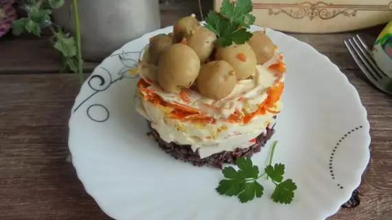 Vrstvený salát s krabičkami hůlkami a červenou rýží, krok za krokem recept s fotografiemi