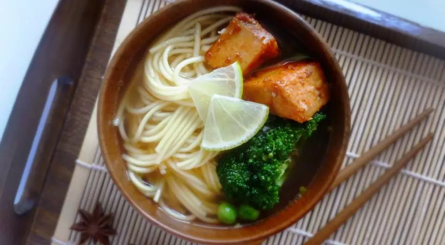 Zuppa con tagliatelle e verdure in stile asiatico