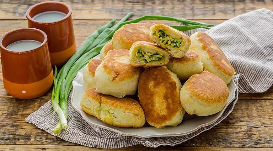 अण्डाहरू र हरियो प्याजको साथ pies