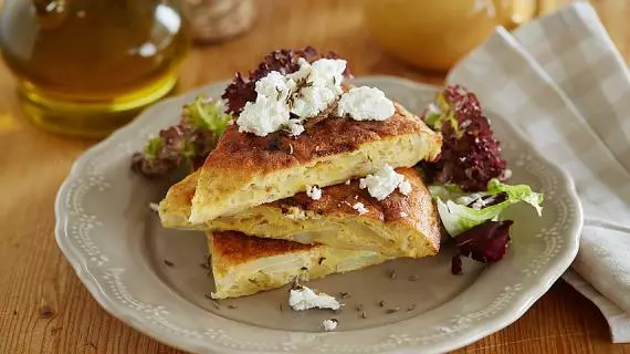 Tortilla com batatas, queijo e tmin, receita passo a passo com fotos