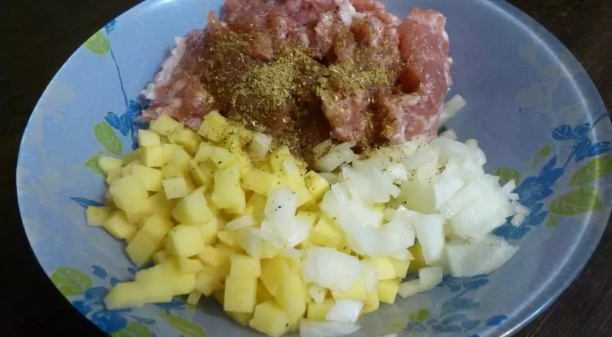 Masak ngisi jajan ragi kanthi daging utawa kentang cincang