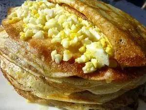 Bánh pancake với trứng nhồi