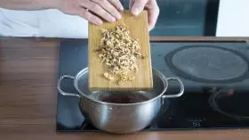 Stachelbeermarmelade mit Nüssen, Nuts hinzufügen