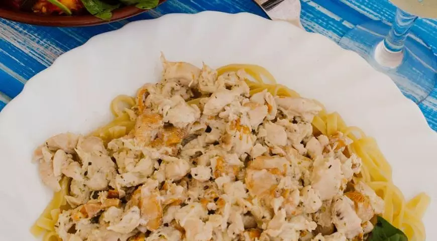 Alfredo pasta ma chanterelles, sitepu-i-sitepu fua ma ata