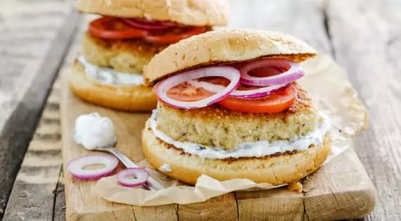 Burgers với gà Cutlets và phim, công thức từng bước với hình ảnh