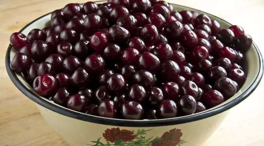 រៀបចំ cherry សម្រាប់ compote មួយ