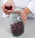 Stock Foto Cooking recipe: Cherry compote in a slow cooker, step number 2