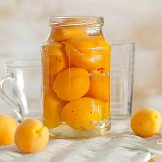 Apricos compote i en långsam spis