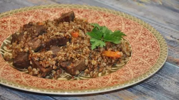 Buckwheat फोटो सह गोमांस, चरण-दर-चरण रेसिपी सह baked