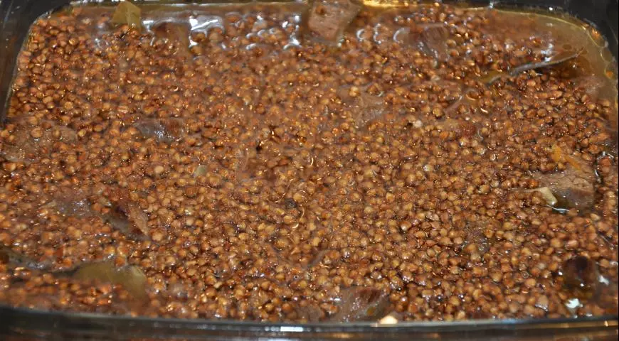 Kami menambahkan buckwheat ke daging sapi panggang, kami membuat sampai kesiapan