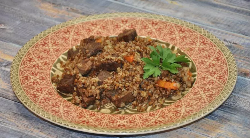 Mempersiapkan soba dipanggang dengan daging sapi