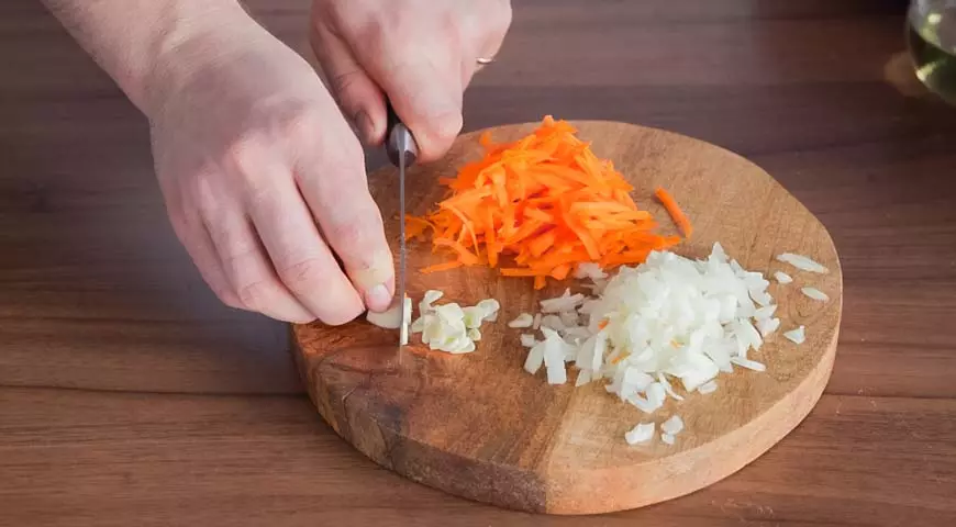 bean cutlets, Grater အပေါ်မုန်လာဥ stodita