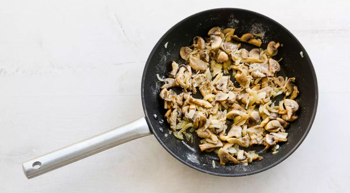 Stock Foto kuhanje recept: puff s gljivama, korak 2