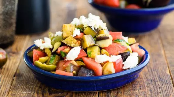 Aubergine Salat med tomater, ost og oliven, trinnvis oppskrift med bilder