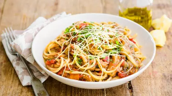 Spaghetti med skarp tomatsauce med ægplanter, trin-for-trin opskrift med fotos