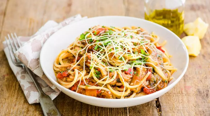 Spaghetti avec sauce tomate aiguë aux aubergines