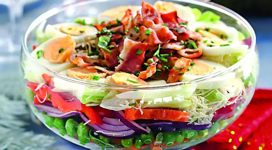 Salad berlapis dengan keju dan bacon