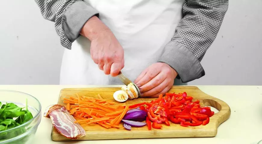 Stock Foto Coking Recipe: Puff Salad mei tsiis en spek, stap nûmer 2