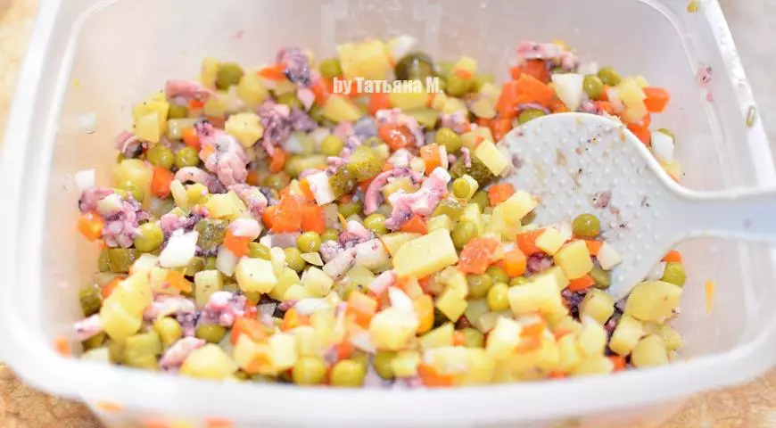 Cortar legumes e polvo para salada, misture