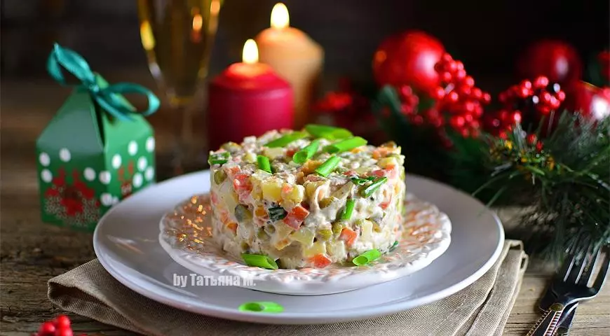 Salada festiva com frango e polvo colocam através do anel