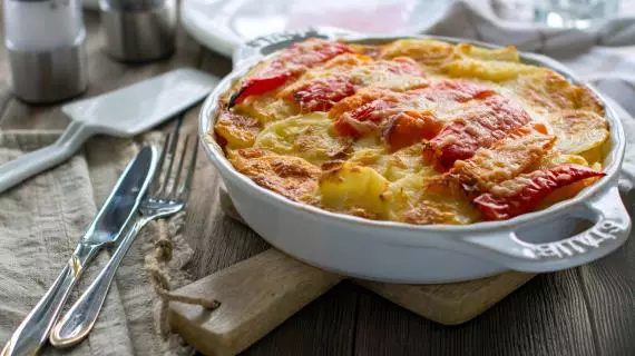 Sweet Pepper Casserole so šunkou a syrom, krok za krokom recept s fotografiami