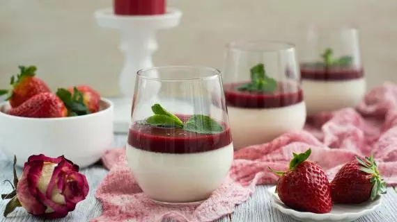 Honey-Mint Panna-Cotta s jahodovou omáčkou, krok za krokom recept s fotografiami