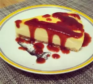 Cheesecake sareng saos strawberry, léngkah anu resep resep sareng poto