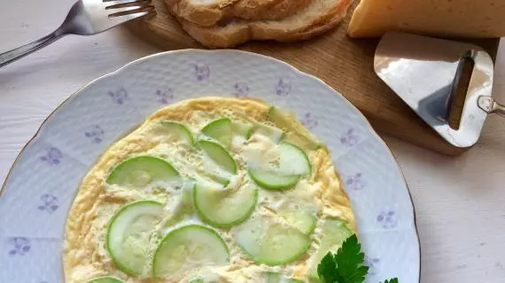 Omelett med courgette for sommeren frokost, trinnvis oppskrift med bilder