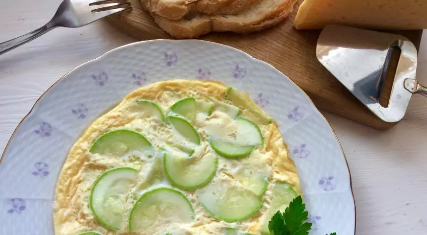 Yaz səhər yeməyi üçün Zucchini ilə omlet