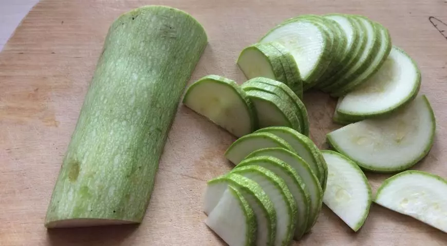 Omeleta so Zucchini na letné raňajky, rezané cuketa