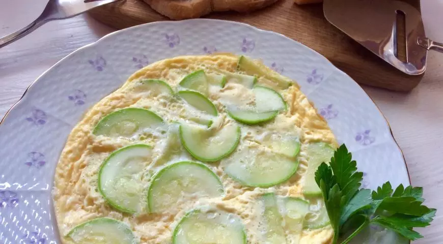 Yaz səhər yeməyi üçün Zucchini ilə omlet