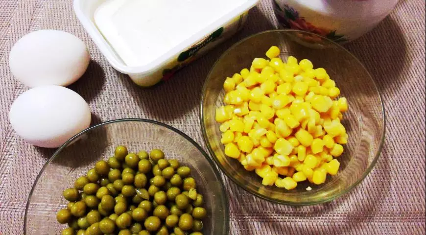 Omelet dengan keju, jagung dan kacang polong