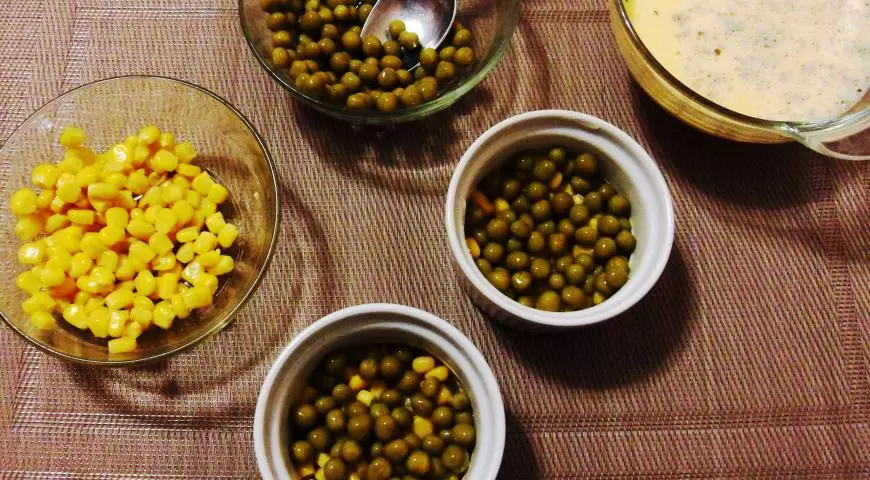 Omelet dengan keju, jagung dan kacang, tambah titik polka