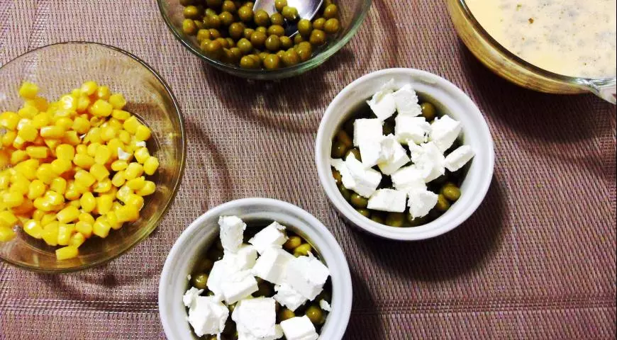 Omelet dengan keju, jagung dan kacang, tambah keju