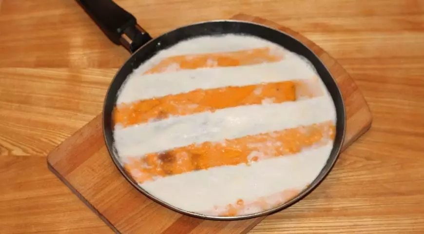 Gestreift Omelet mat Fëllung